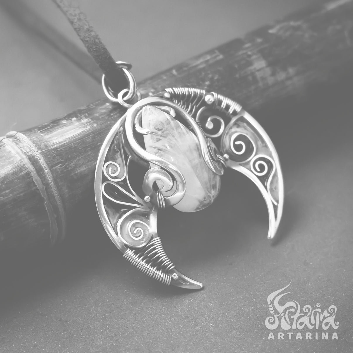 Silver filigree wire crescent moon pendant – Artarina