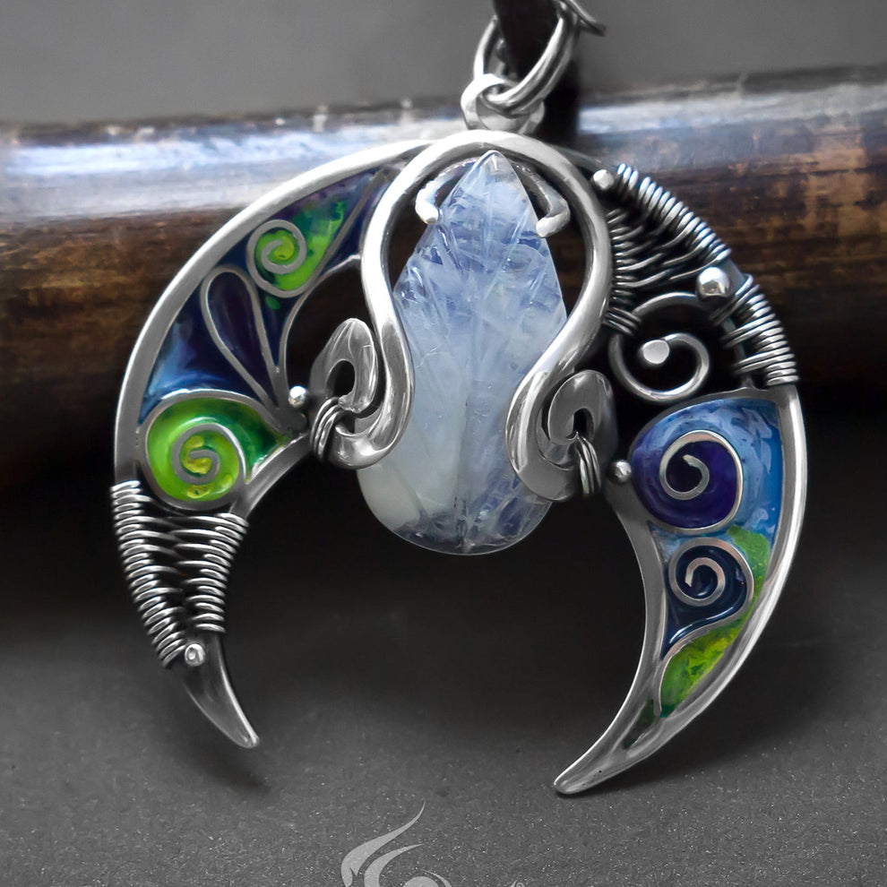 Silver filigree wire crescent moon pendant – Artarina