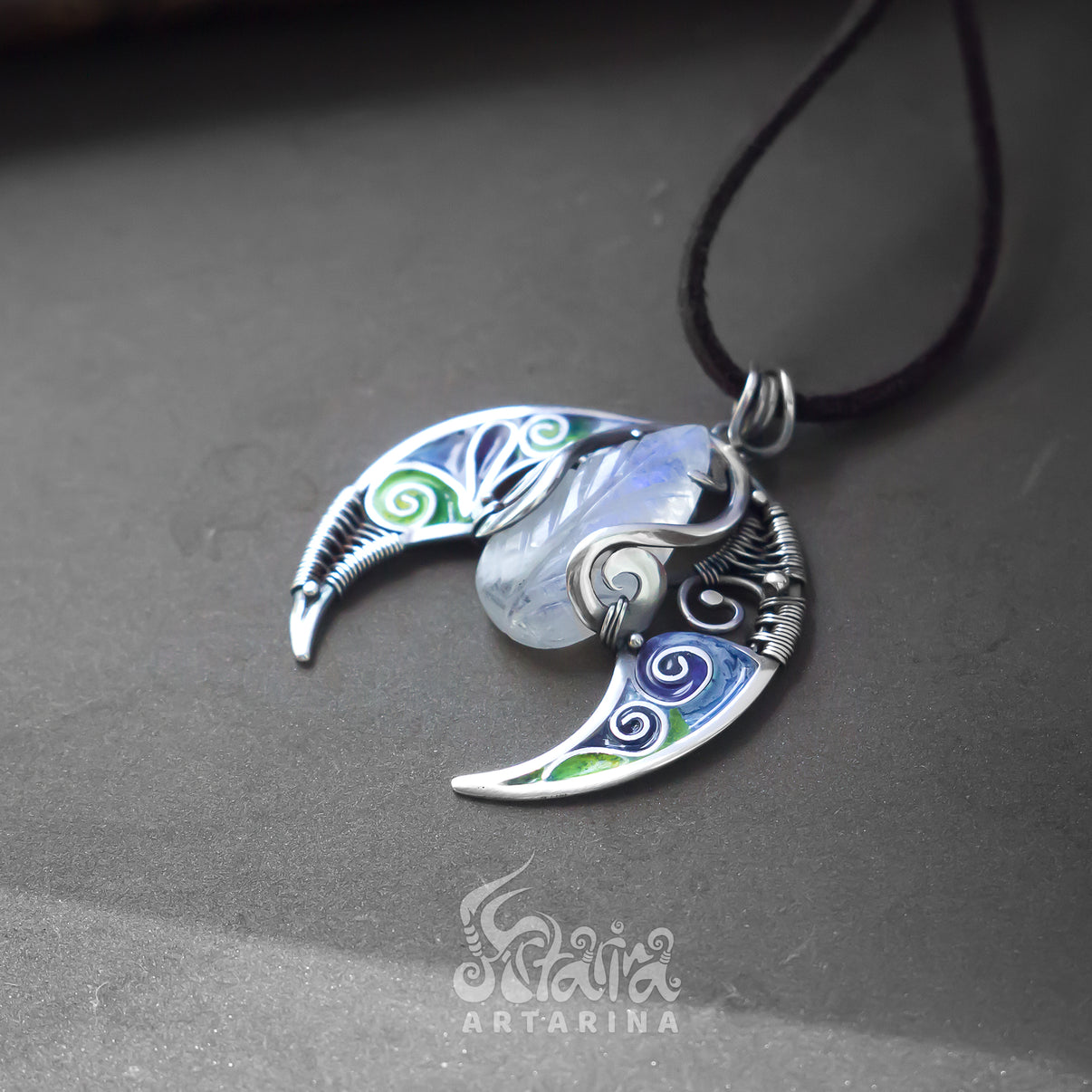 Silver filigree wire crescent moon pendant – Artarina